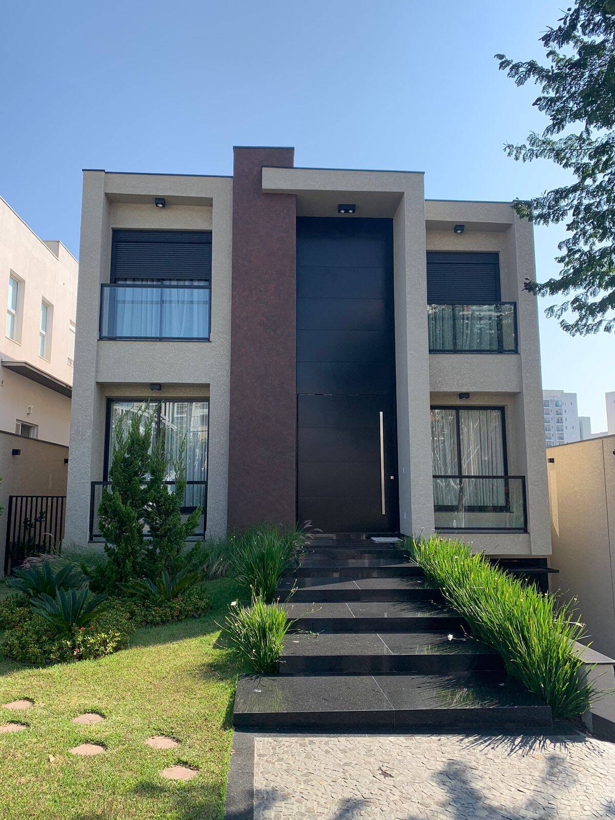 SOBRADO DE ALTO PADRÃO COM DESIGN MODERNO E SOFISTICADO - 78